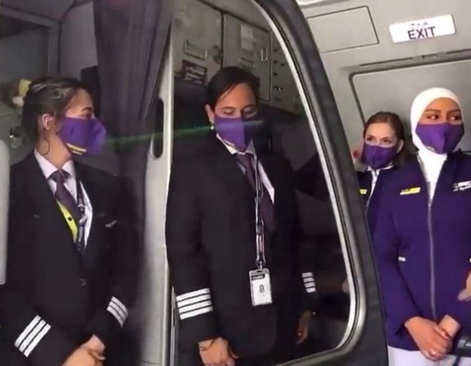 Saudi Arabia; The first flight with a female pilot and crew Picture ...